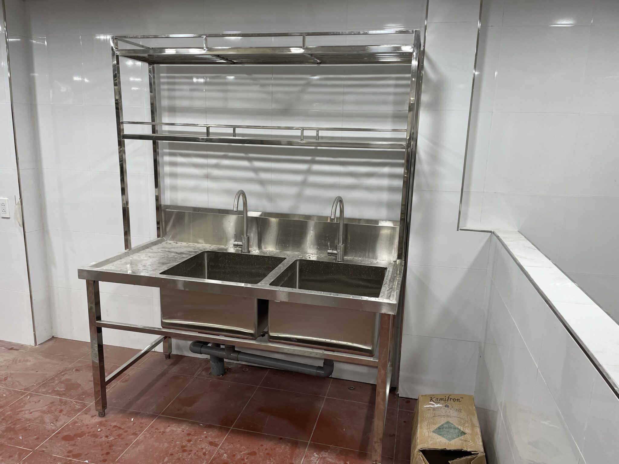 Bồn rửa dụng cụ có giá treo đồ bên trên cho các nhà máy